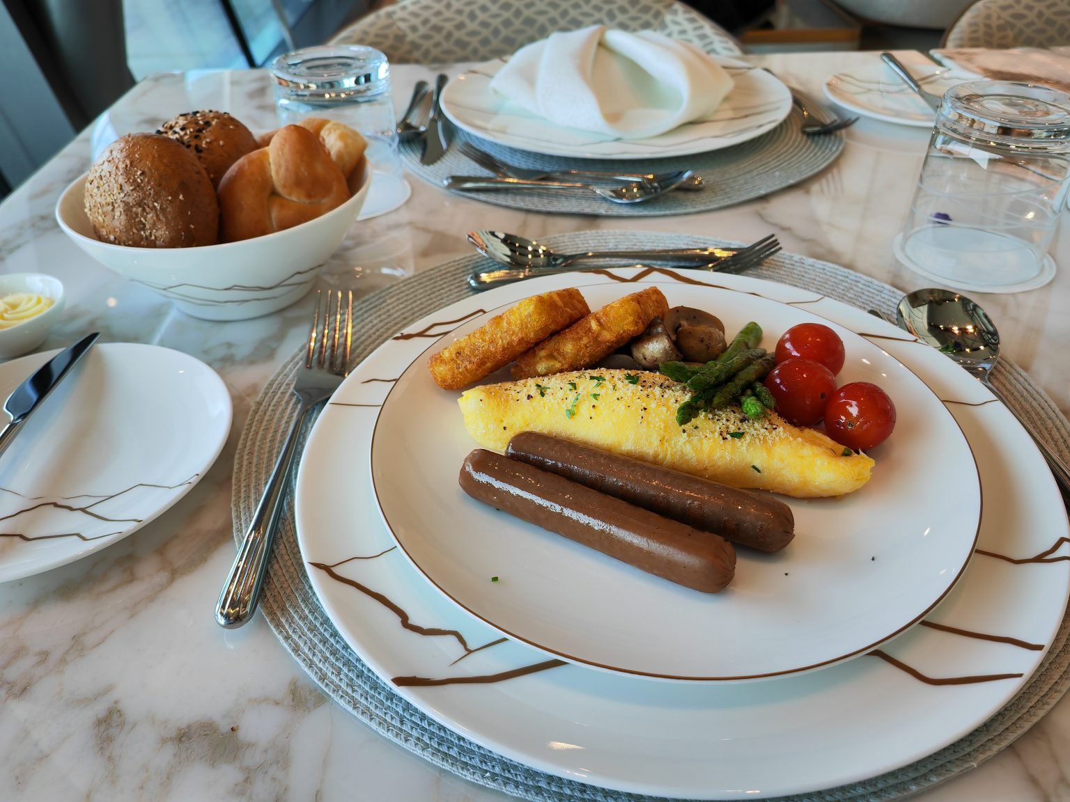 Total VIP: Oman Air First Class Lounge Muscat - Wander Up Front