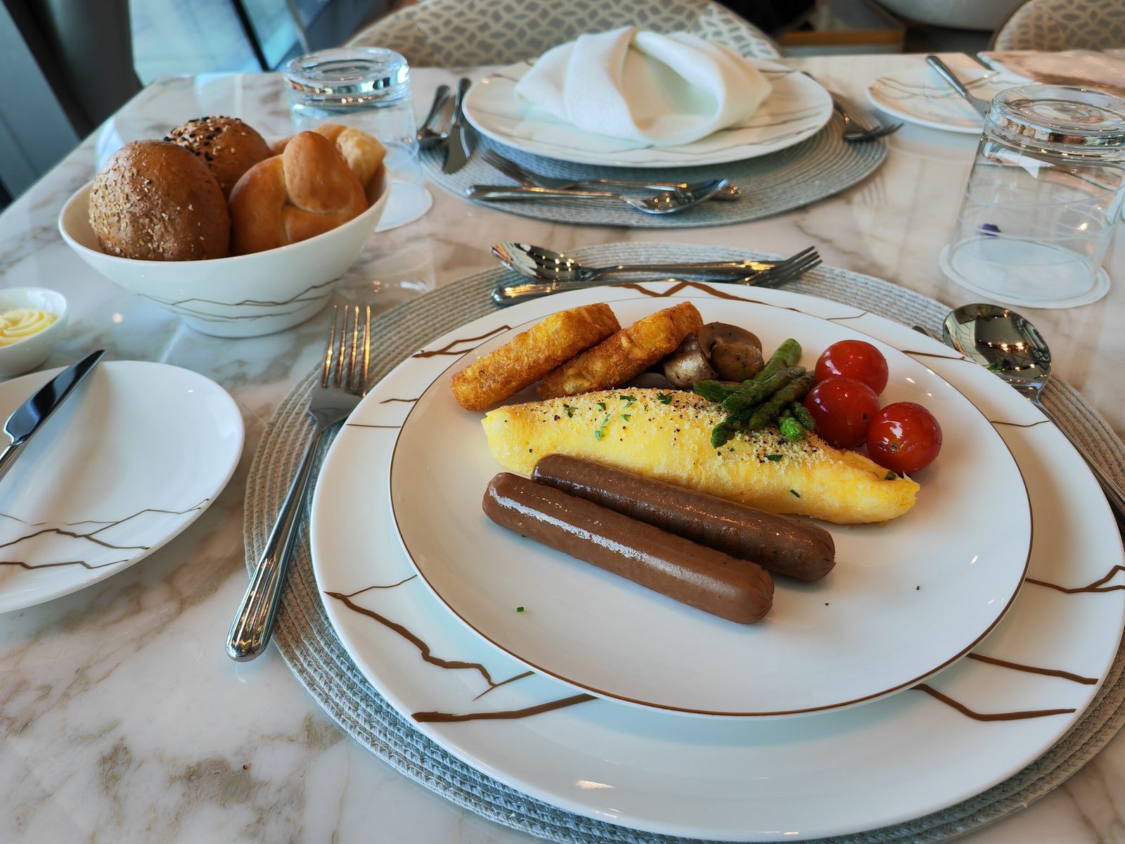 Total VIP: Oman Air First Class Lounge Muscat - Wander Up Front